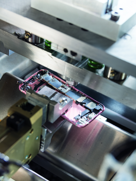 Apple’s new disassembly robot Daisy can dismantle up to 200 iPhones per ...